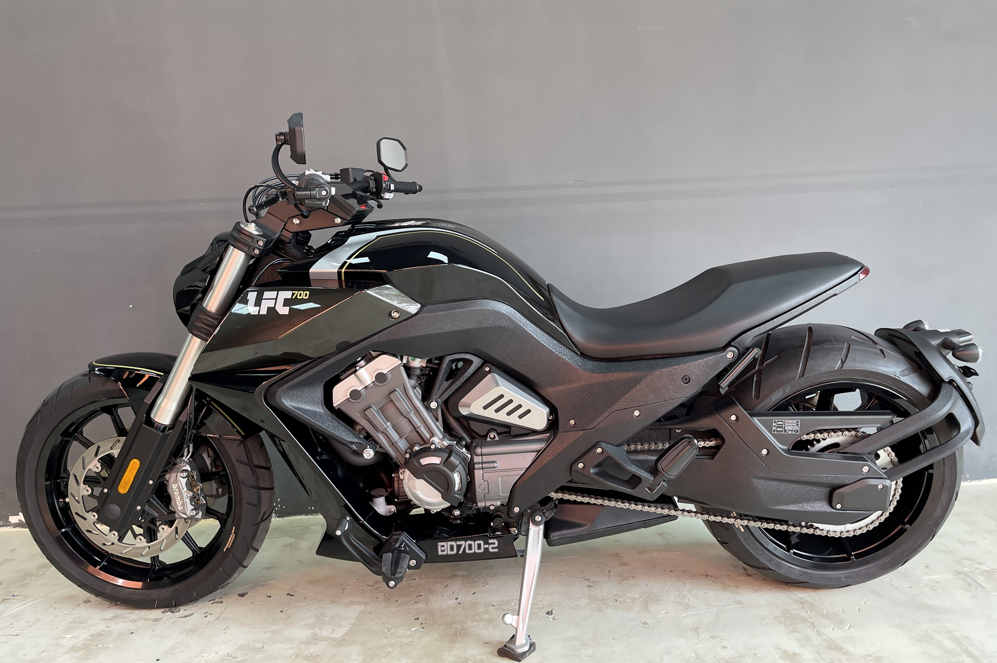 Moto Benda 700 4 máy ngang đã về Việt Nam, giá hơn 200 triệu