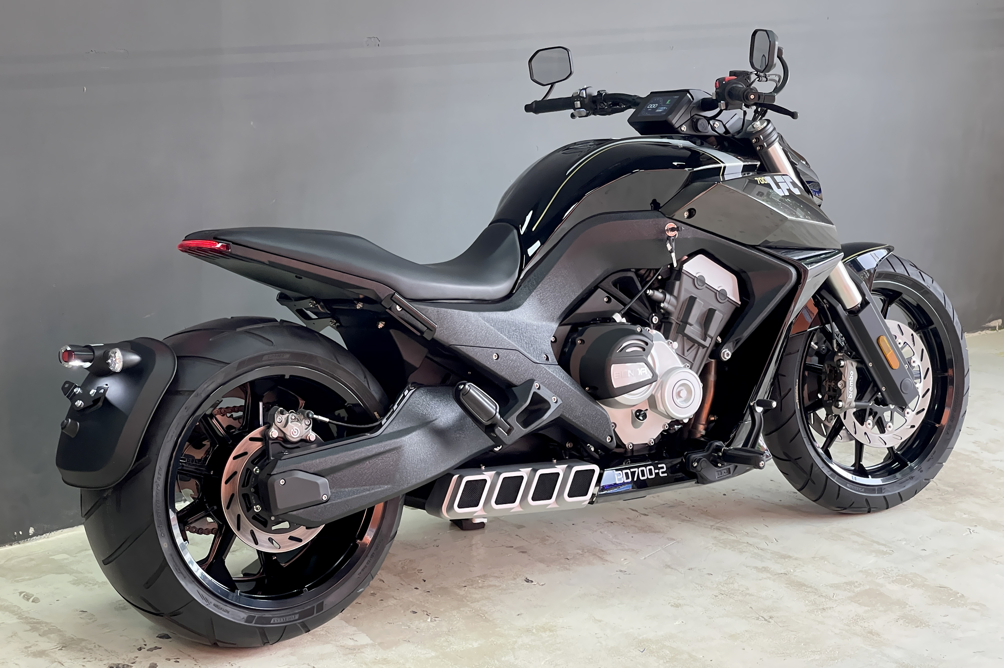 Moto Benda 700 4 máy ngang đã về Việt Nam, giá hơn 200 triệu