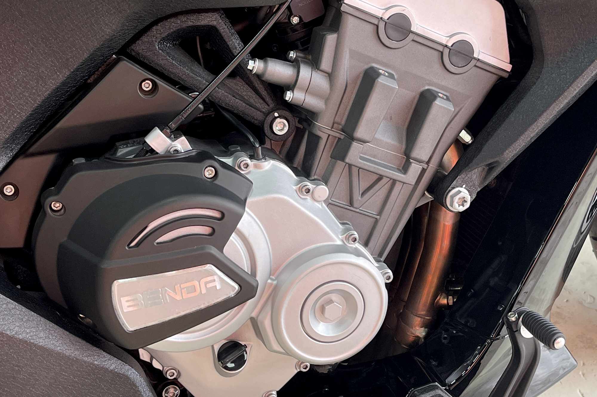 Moto Benda 700 4 máy ngang đã về Việt Nam, giá hơn 200 triệu