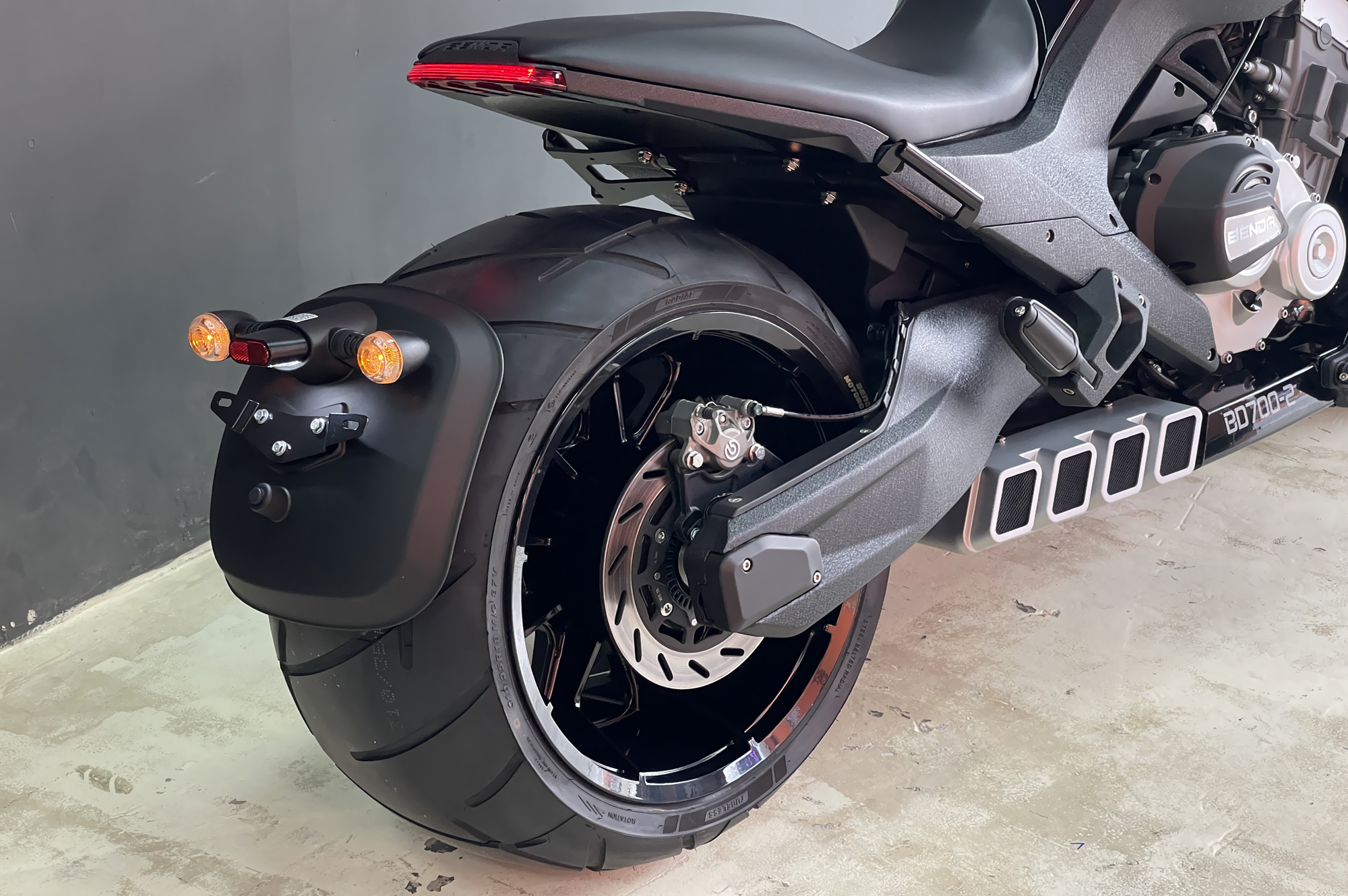 Moto Benda 700 4 máy ngang đã về Việt Nam, giá hơn 200 triệu