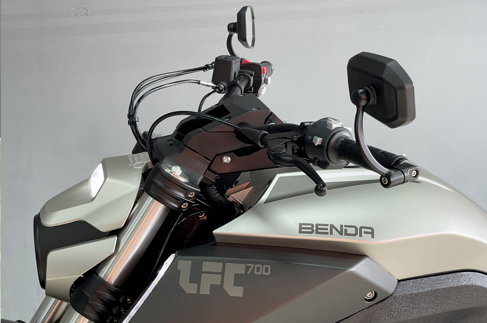 Moto Benda 700 4 máy ngang đã về Việt Nam, giá hơn 200 triệu